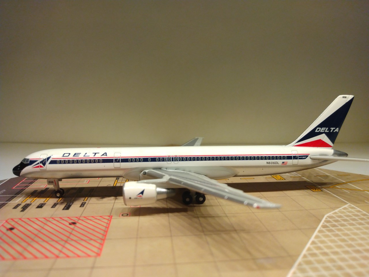 Delta B757-232 1980 N606DL L.jpg | MAF - Model Airliner Forum