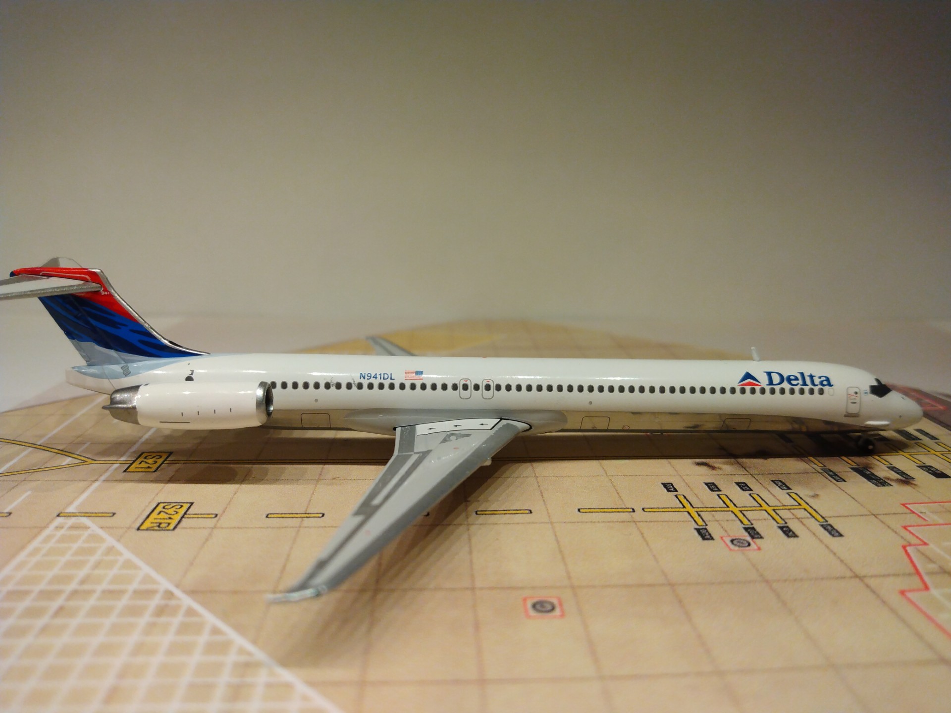 Delta MD-88 2000 N941DL R.jpg | MAF - Model Airliner Forum