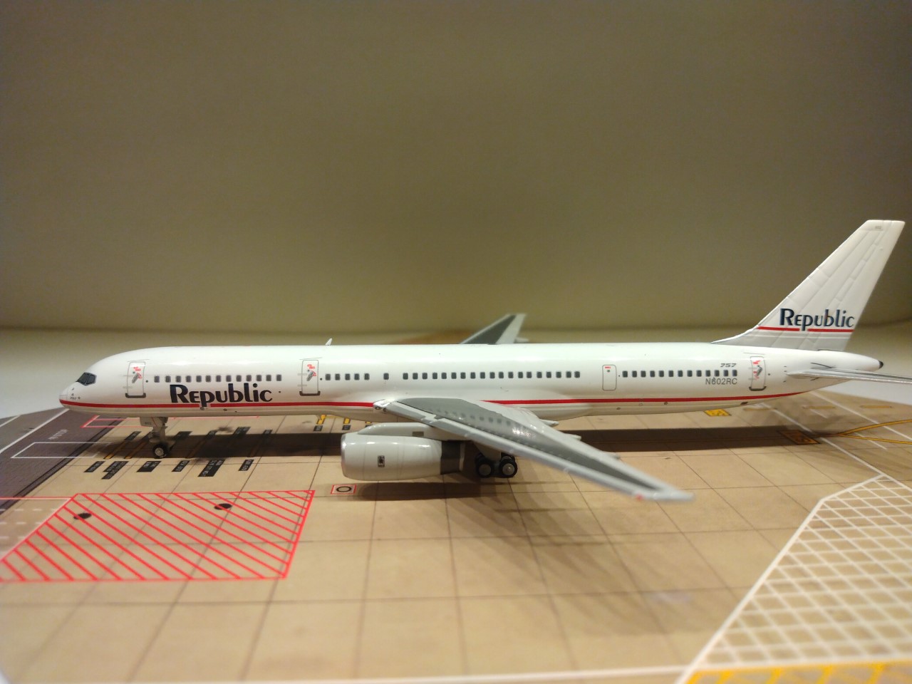 Republic B757-2S7 N602RC L.jpg | MAF - Model Airliner Forum